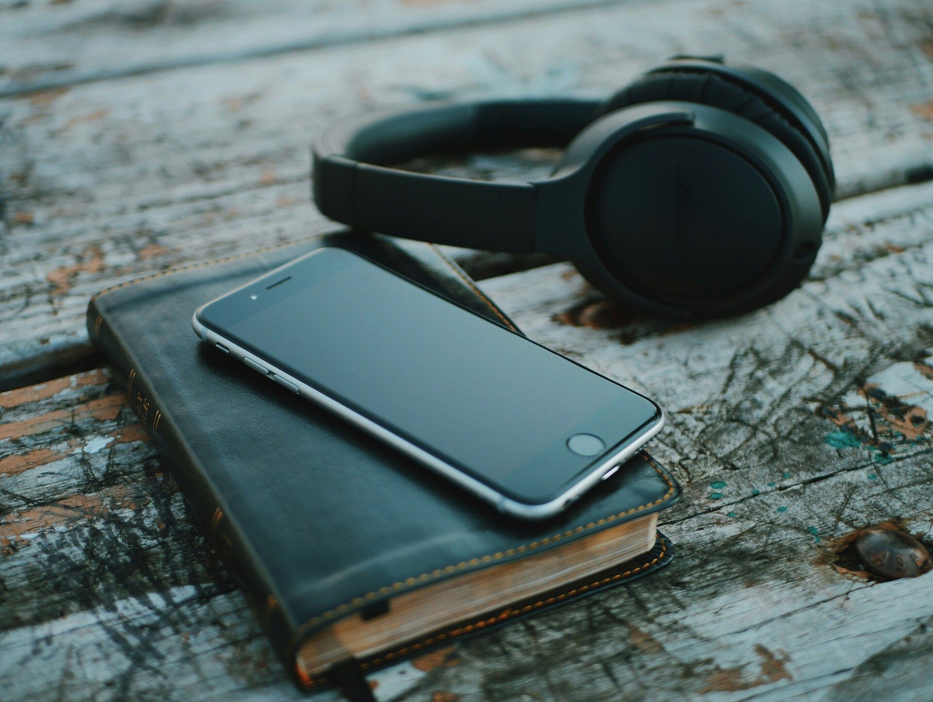 Are Audiobooks and Reading Books Different for Learning?